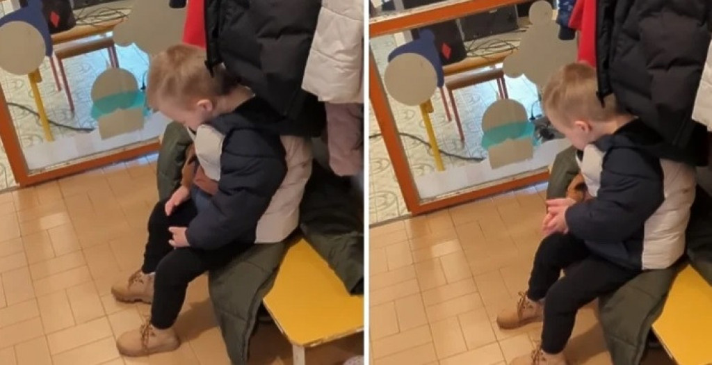 Dečak sa Daunovim sindromom sedi sam tokom predstave