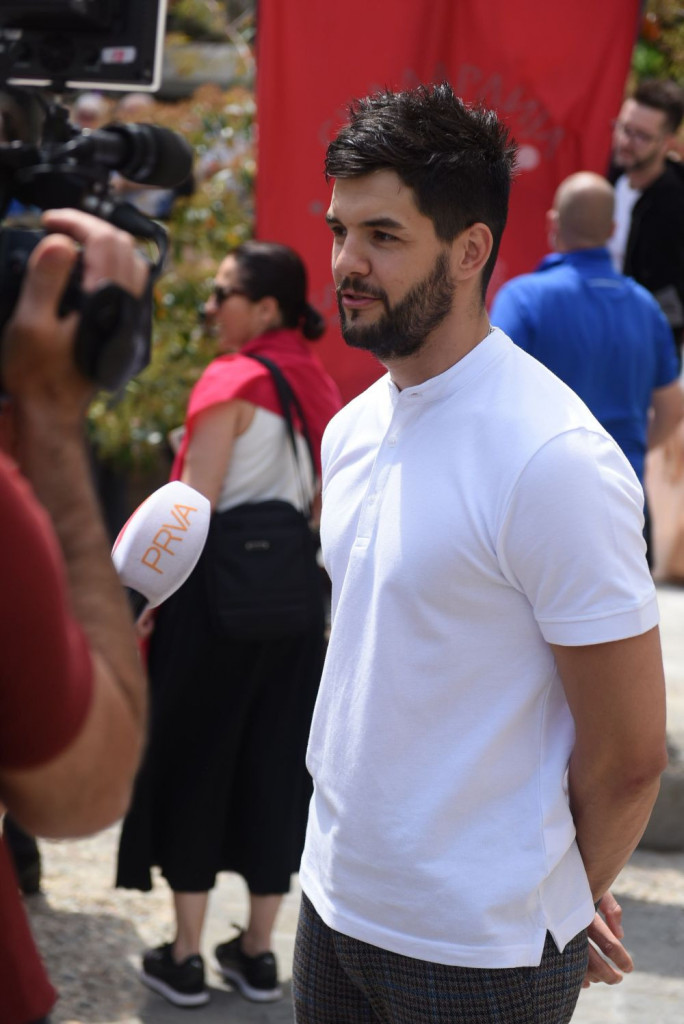 Stevan Piale izveo ženu i ćerku iz porodilišta