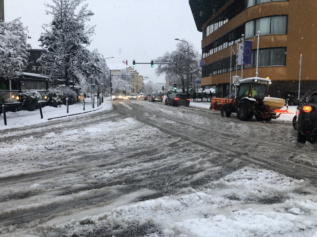 Problemi u saobraćaju u Sloveniji i Hrvatskoj zbog snega
