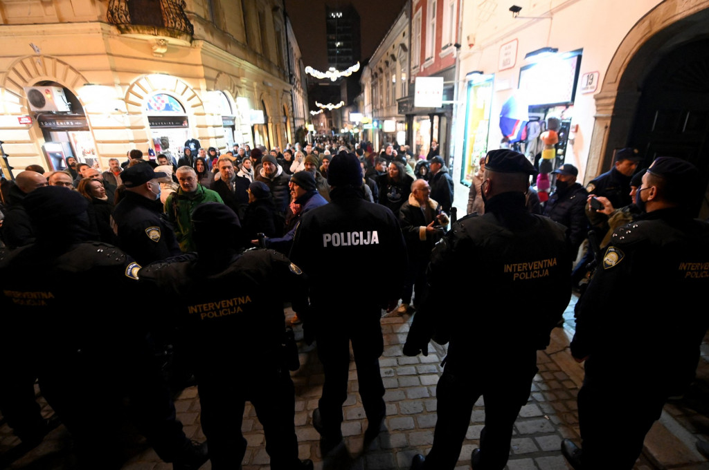 Pedesetak muškaraca upalo na manifestaciju srpske kulture