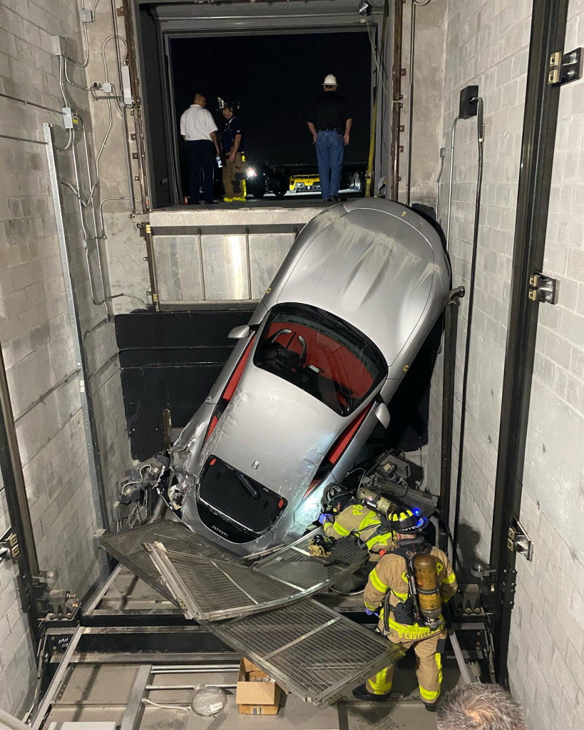 „Ferari" od 250.000 dolara ppropao kroz okno lifta