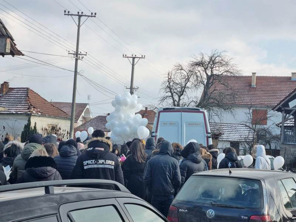 Potresne scene na sahrani poginule Jovane J.