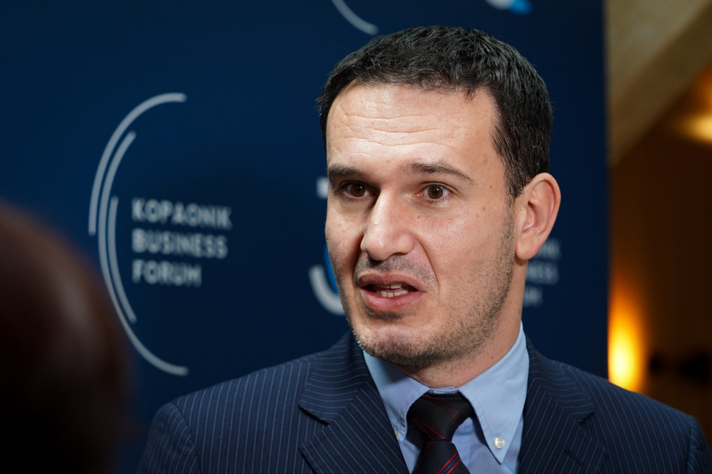 Plata 40000 bez poreza, plus za svako izdržavano lice