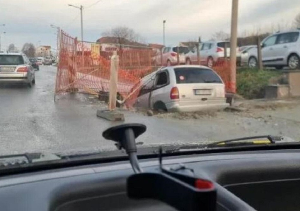 Automobil upao u rupu na Smederevskom putu
