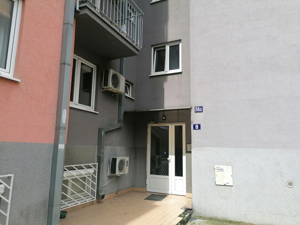 Osumnjičeni za zapuštanje deteta vozi crveni "krajsler"