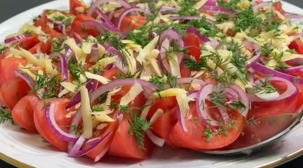 Kako se pravi paradajz salata sa prelivom od senfa?