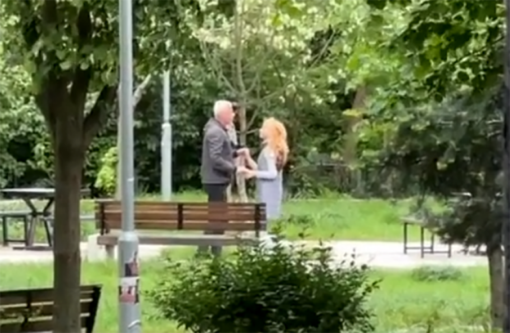 Par pleše u parku u Beogradu