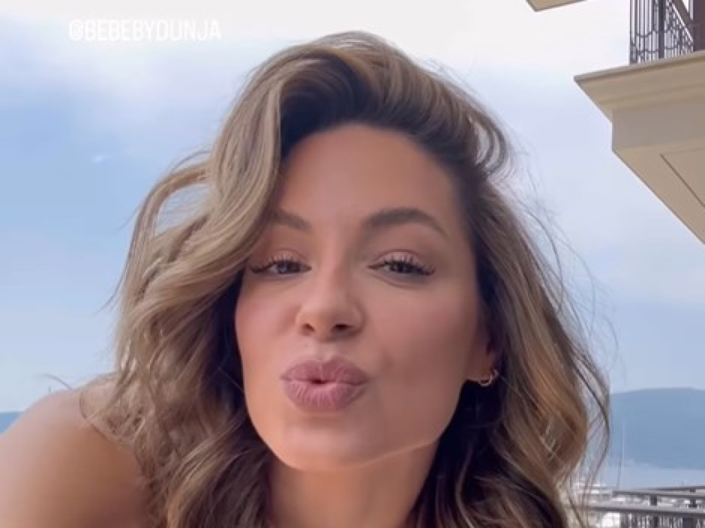 Sara Jo na žurci na jahti: Uvija se uz hit Tee Tairović