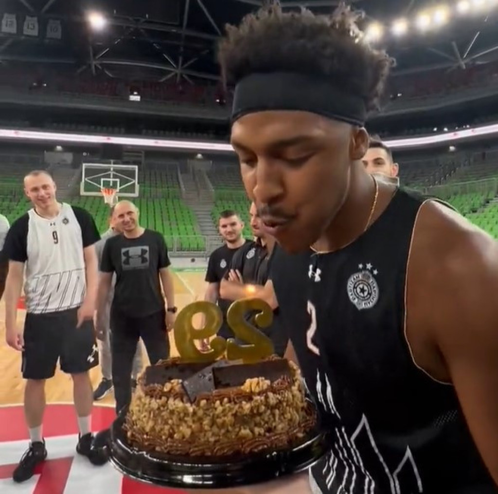 Partizanova torta za Ledeja, finale ABA lige na poklon