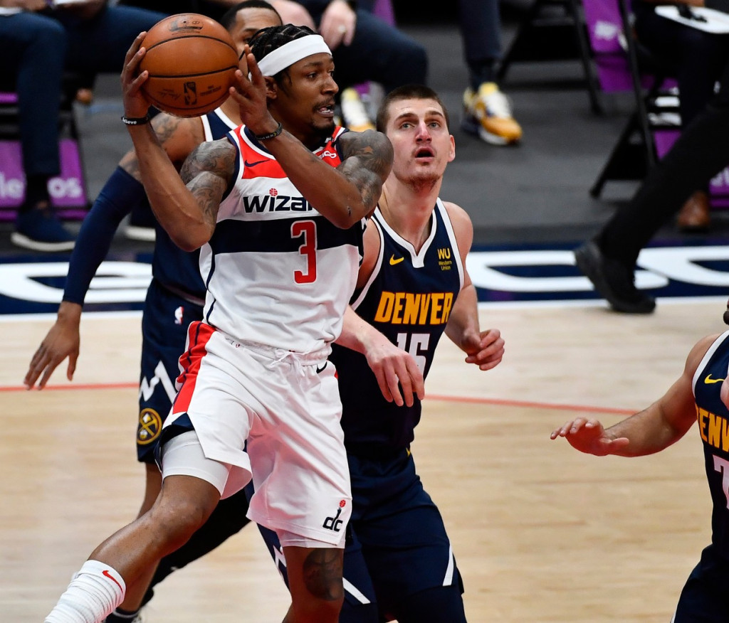 Bredli Bil u Finiks Sansima, trejd, teži posao Nikoli Jokiću