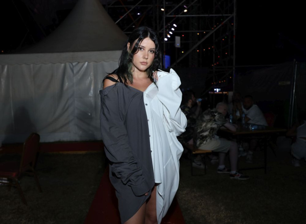 Teya Dora, biografija i pesma „Džanum"