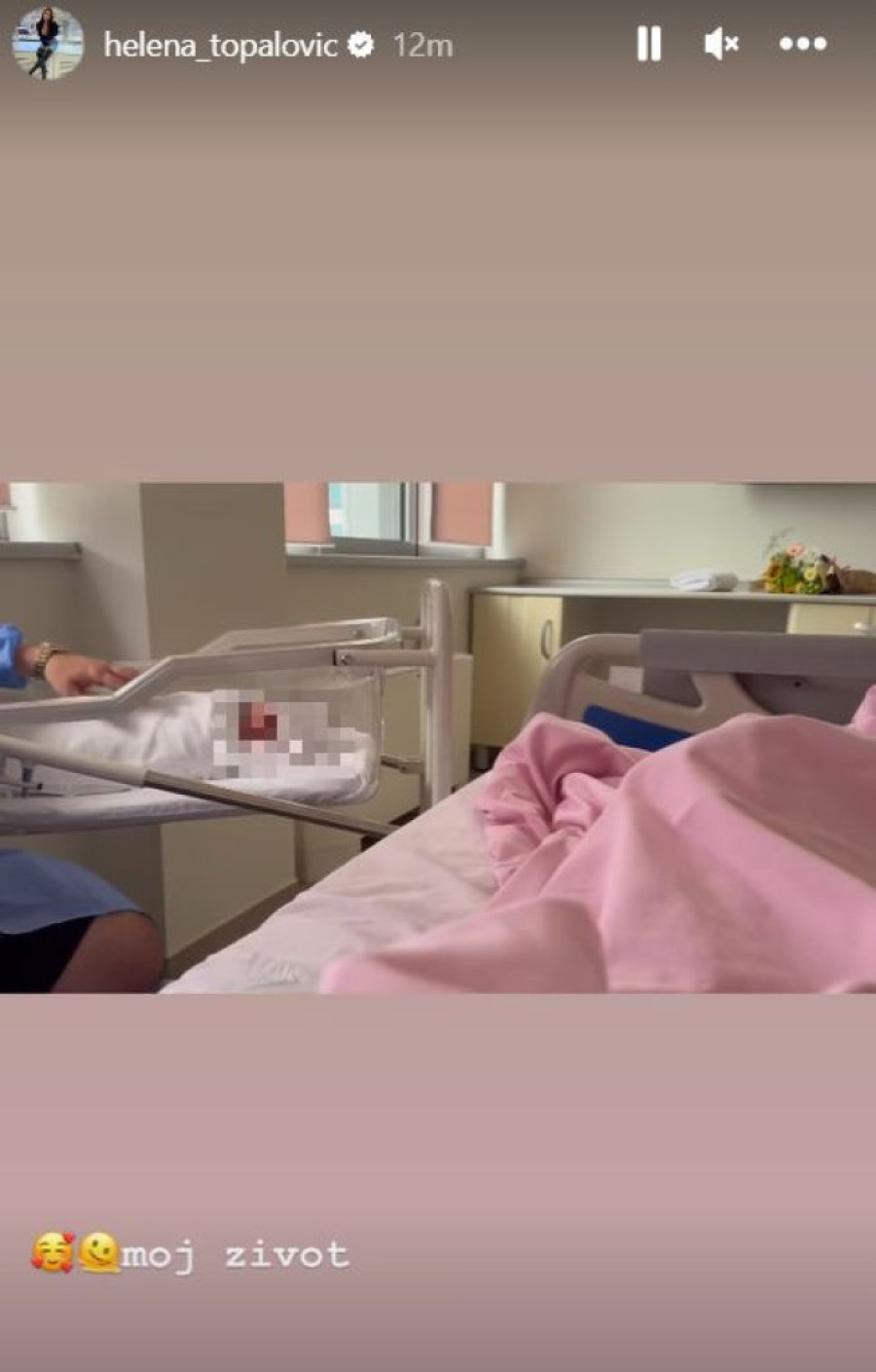 Prve fotke Helene Topalović sa mužem i bebom iz porodilišta