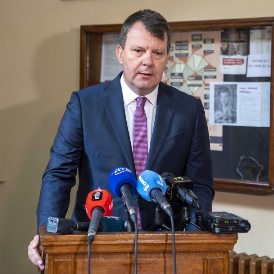 Otkrivena bista Dejana Medakovića u Karlovačkoj gimnaziji