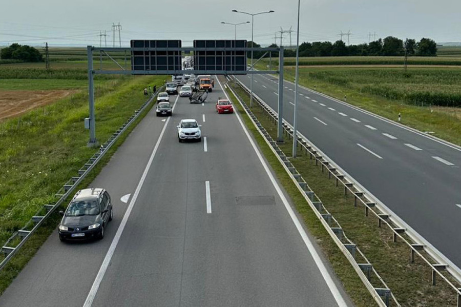 Auto se prevrnuo na auto-putu za Beograd