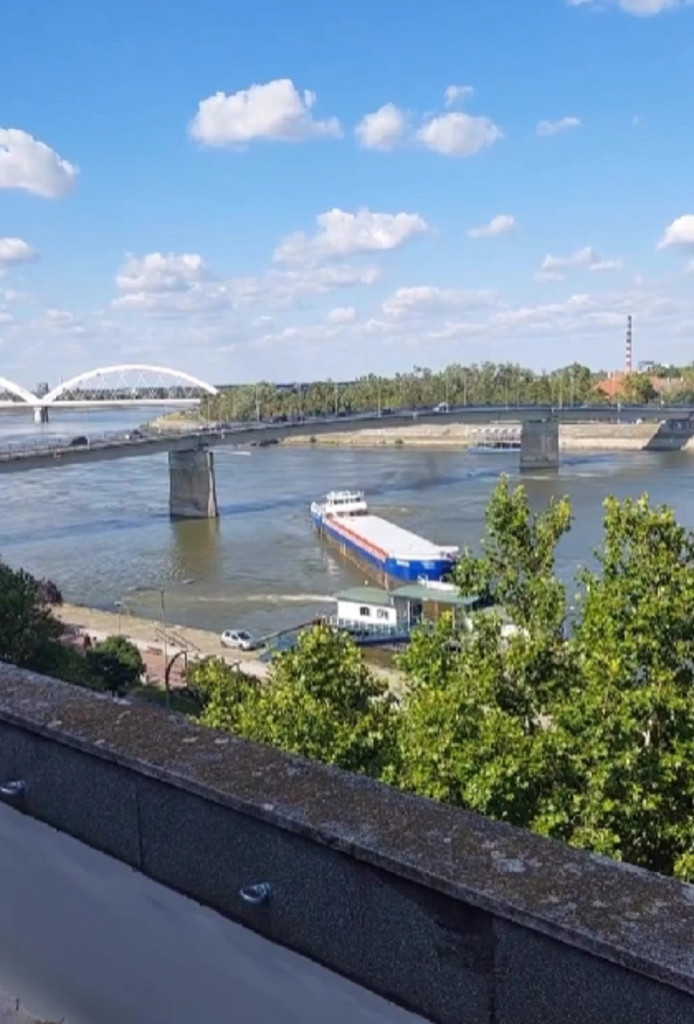 Teretna barža zakačila stub mosta Duga