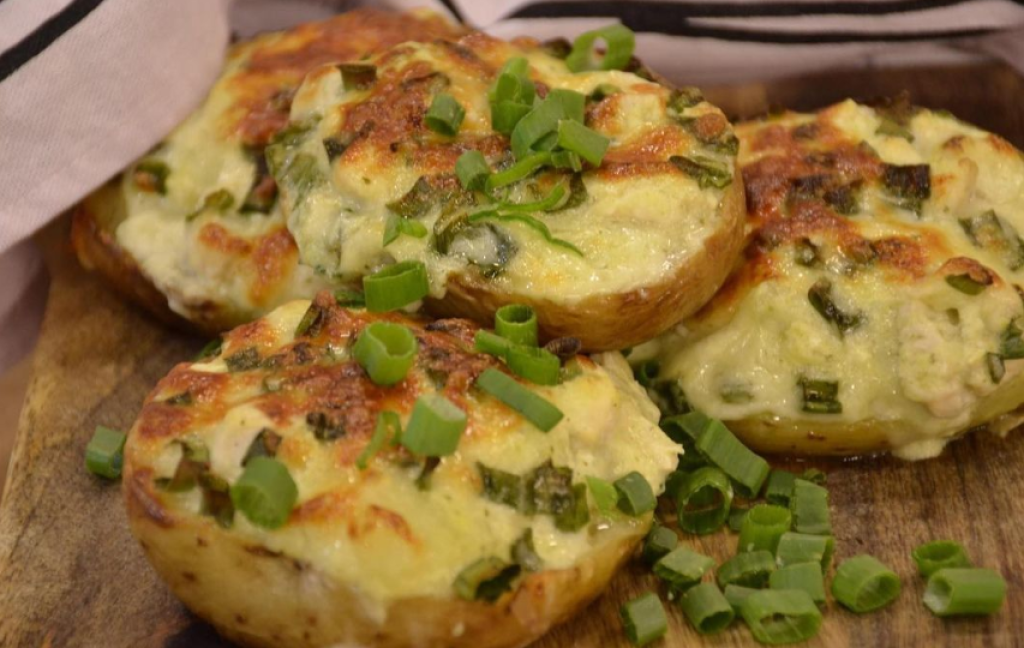 Recept dana: Sočni krompir punjen piletinom u pesto sosu