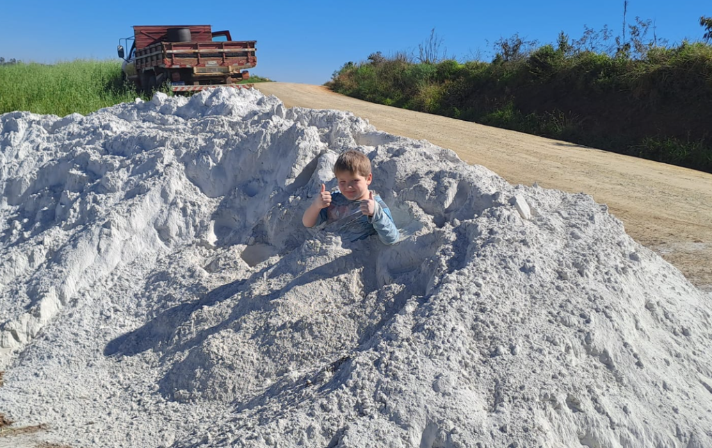Dečak skočio u gomilu krečnjaka da se igra, pa preminuo