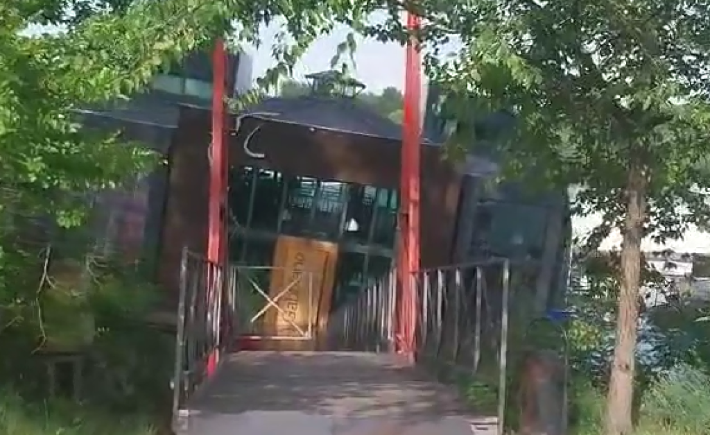 Tone splav Gabbiano na Novom Beogradu