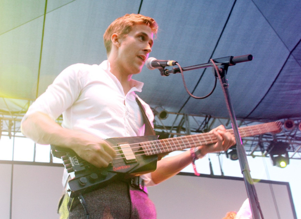 Rajan Gosling ima rok bend, „Dead Man's Bones"