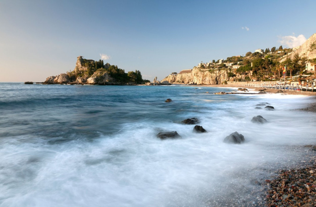 Bazen sa pogledom na more, uklesan u stene.