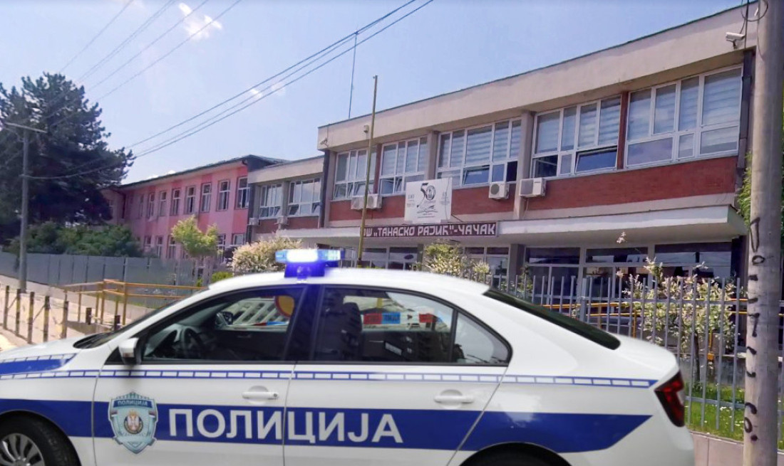 Drama u dvorištu škole: Učenica 8. razreda upala sa nožem