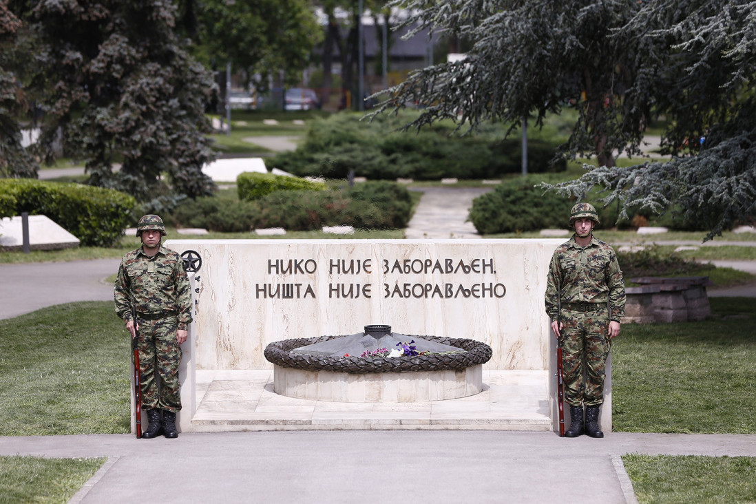 Beograđanka se sunčala na Groblju oslobodilaca