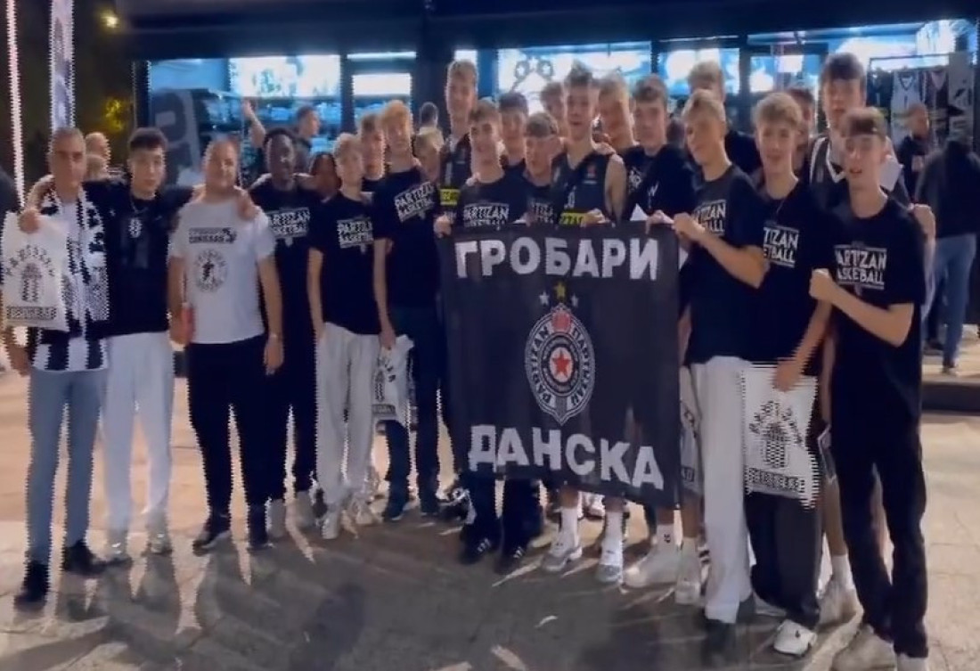 Grobari iz Danske skaču i navijaju u Areni za Partizan