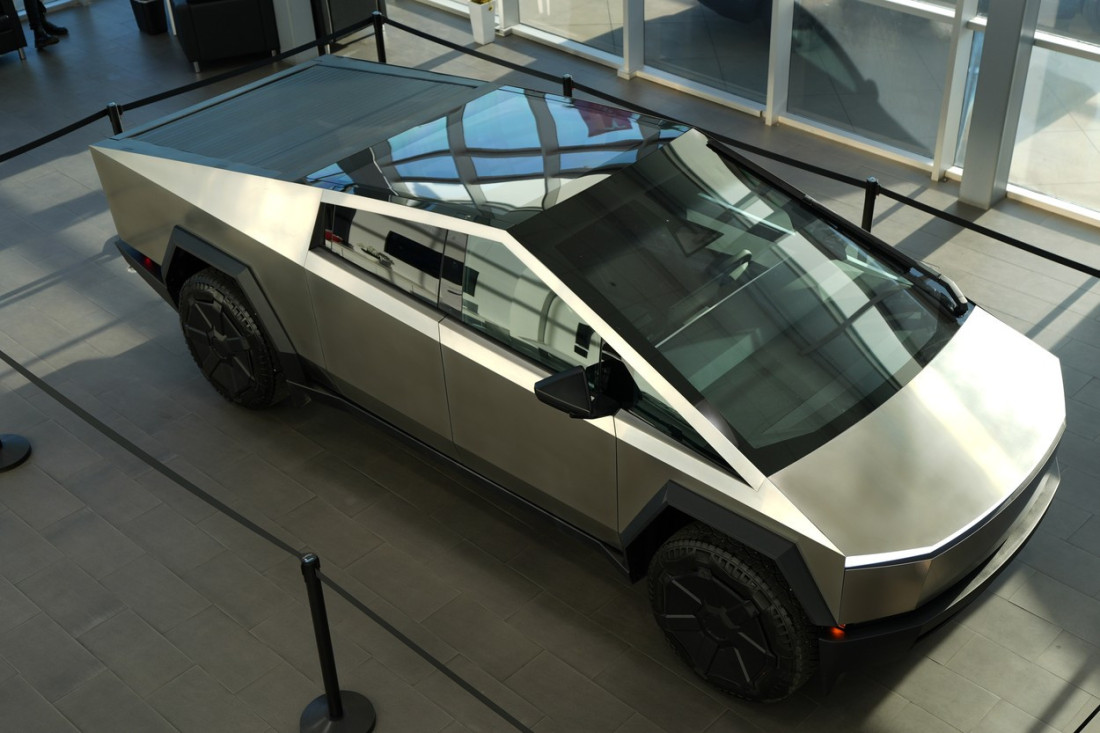 "Tesla" predstavio novo vozilo "sajbertrak"