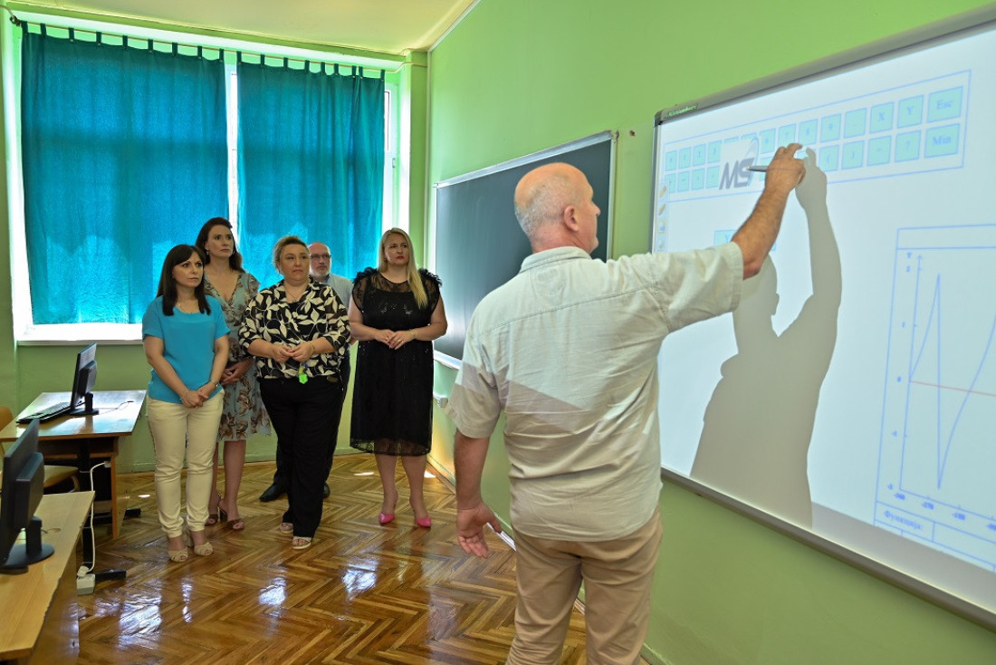 Interaktivne table za sve rumske srednje škole