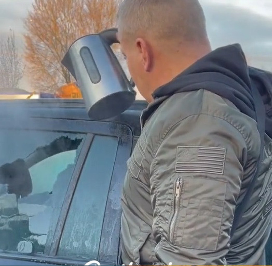 Šta se dogodi kada se sipa vrela voda na zaleđeno staklo