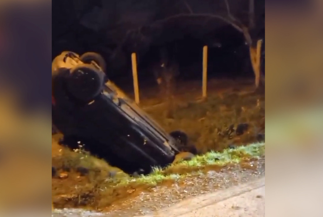 Automobil završio u kanalu i na krovu u Umci