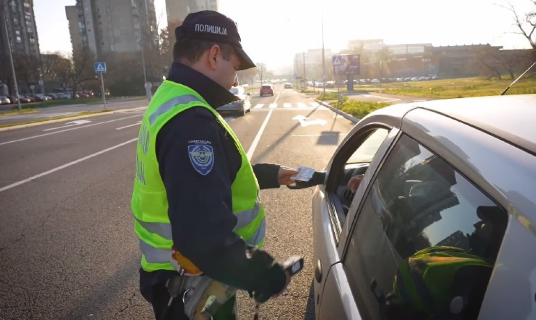 Pijan i bez dozvole vozio "mercedes"