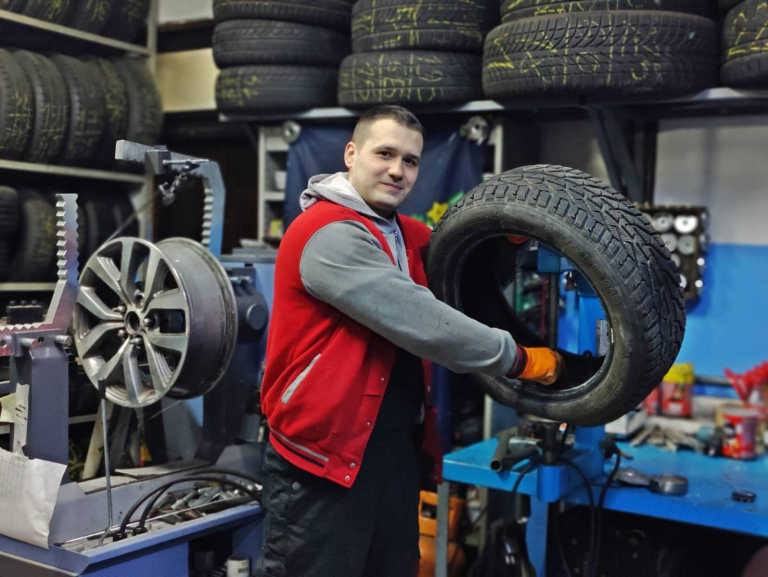 Aleksandar (28) je završio ekonomiju, pa postao vulkanizer