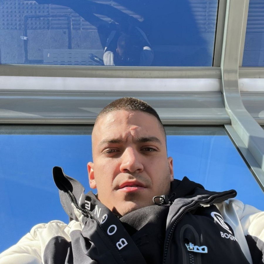 Aleksandru Mladenović dečko tera da pije