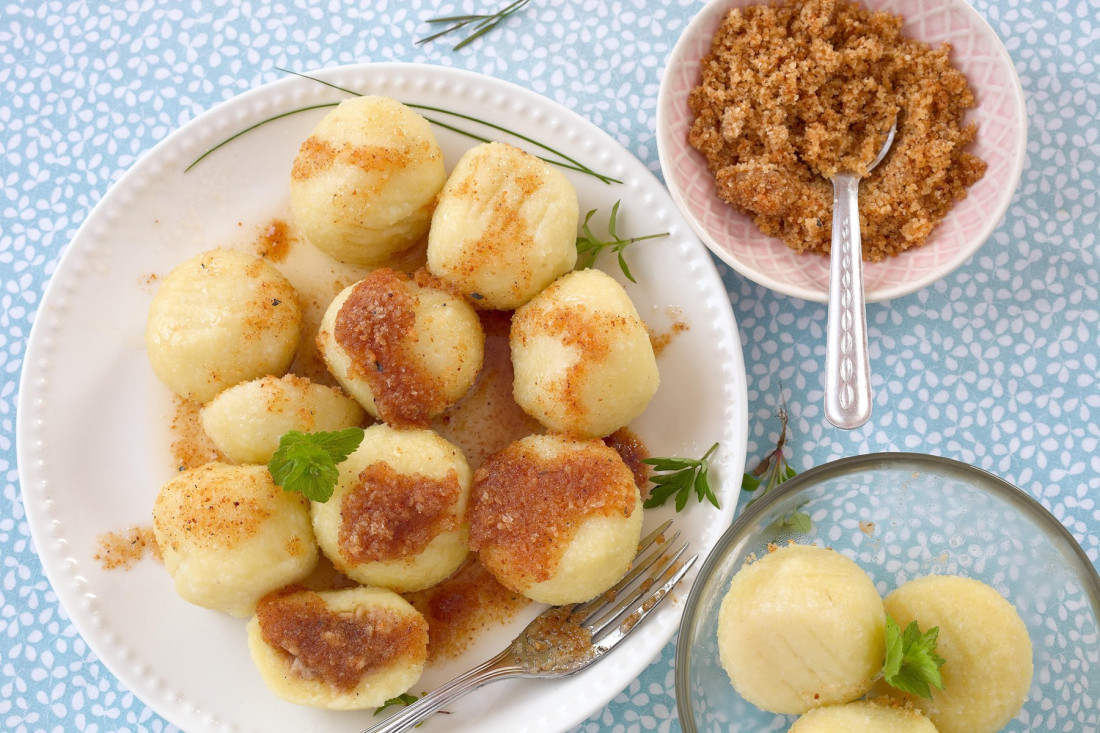 Recept dana: Slane gomboce s ajvarom i kačkavaljem