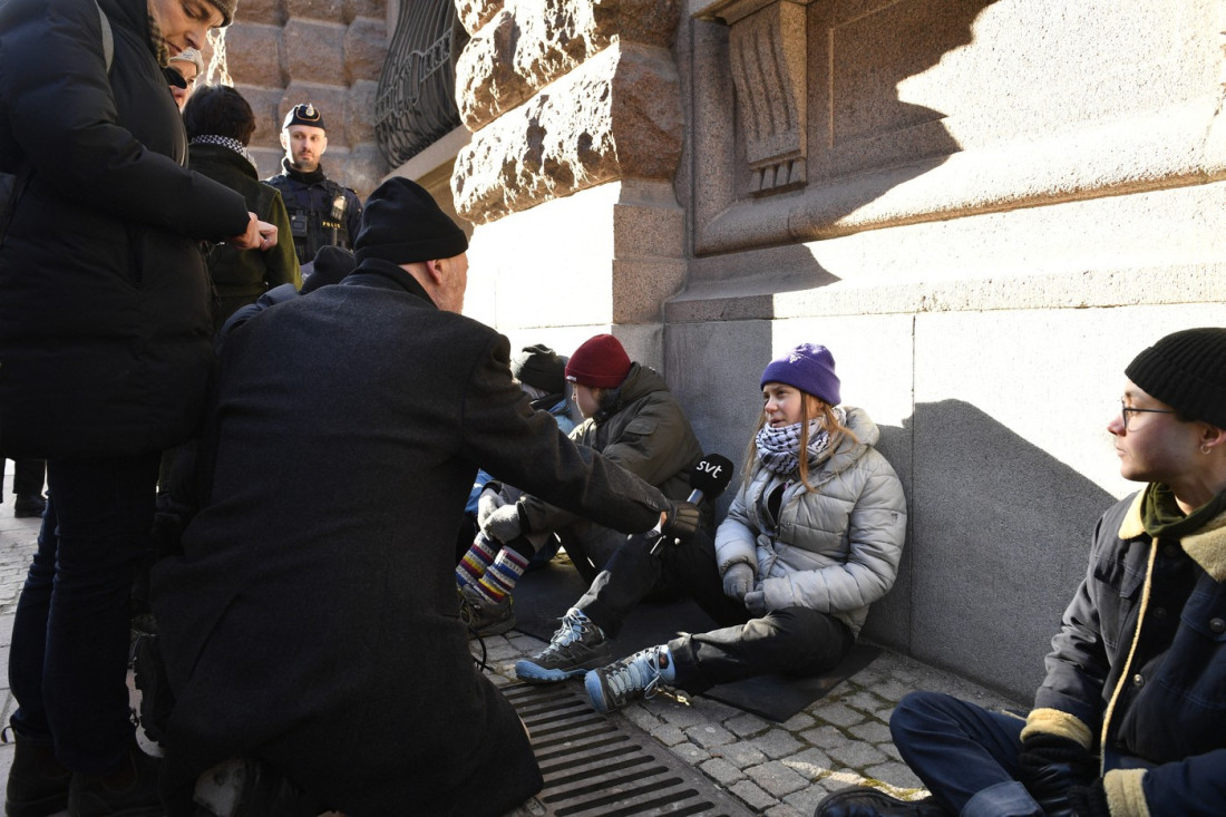 Policija odvukla Gretu Tunberg od švedskog parlamenta