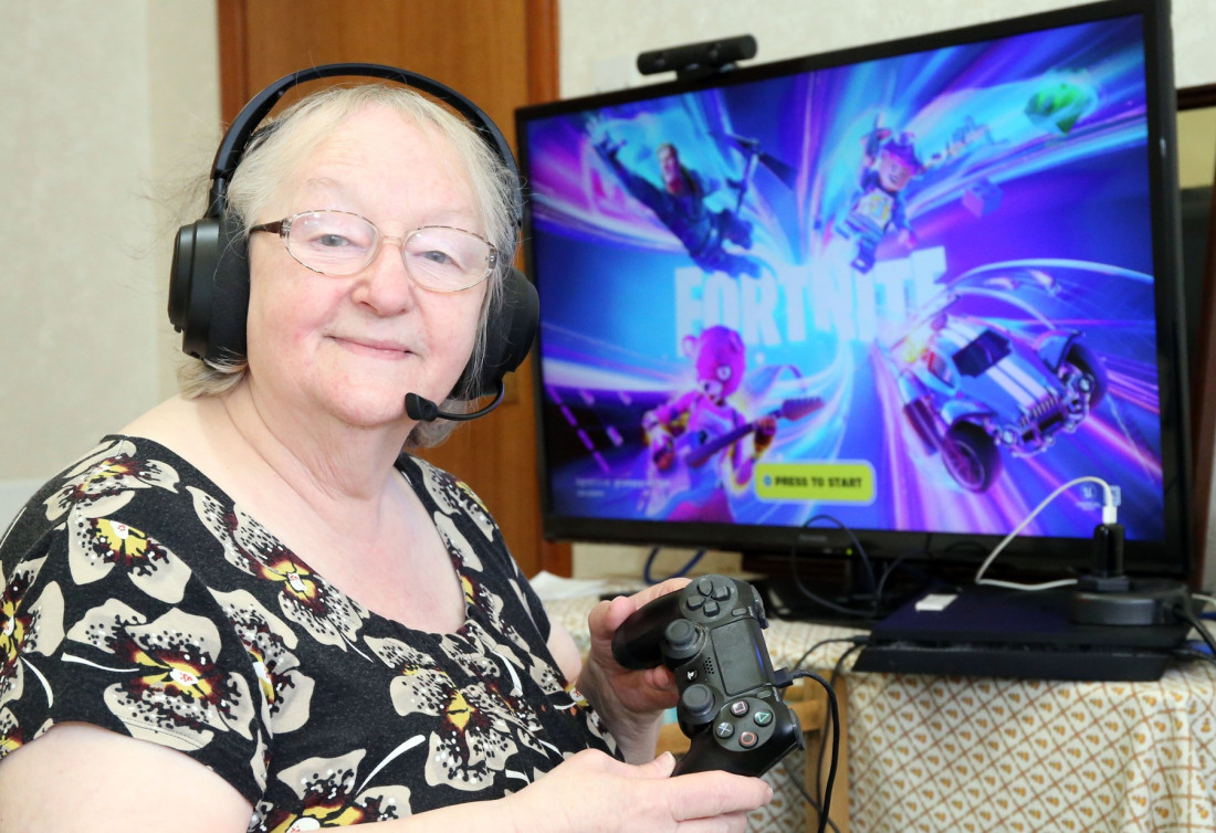 Viralna senzacija: Baka gejmerka ima 75 i igra Fortnite