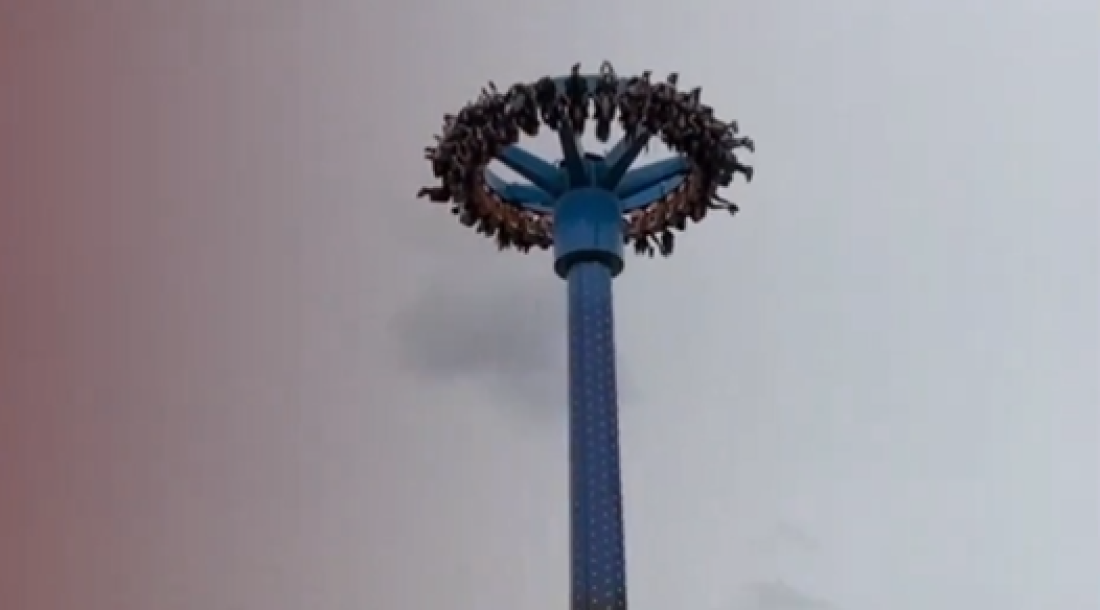 Ljudi visili naglavačke sat vremena u zabavnom parku (VIDEO)