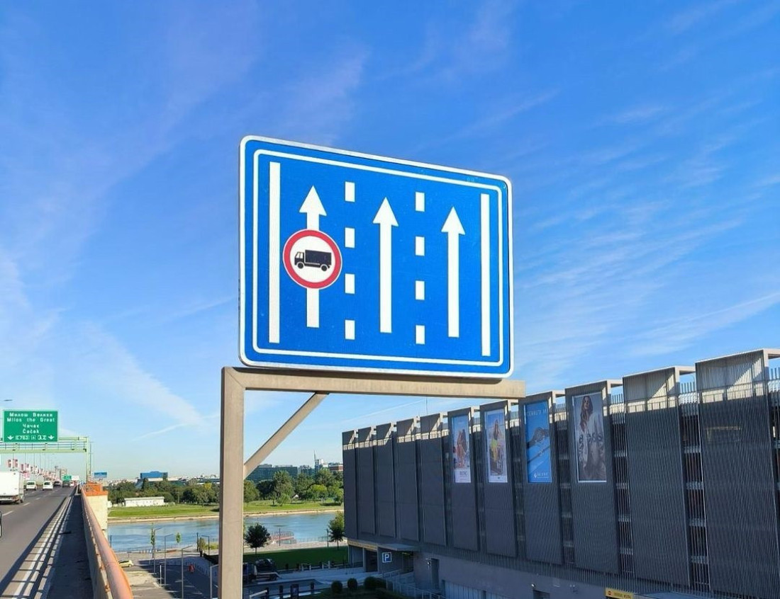 na auto-putu zaustavna, na moto-putu traka za kretanje