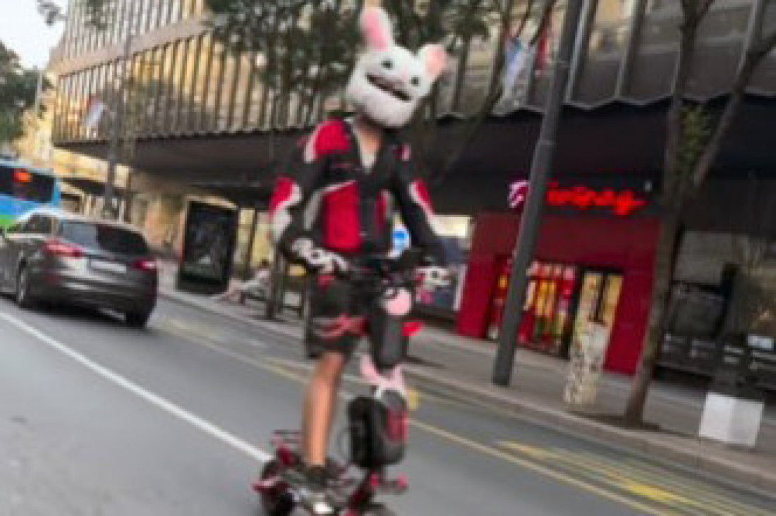 Mladić sa maskom zeca kršio saobraćajna pravila