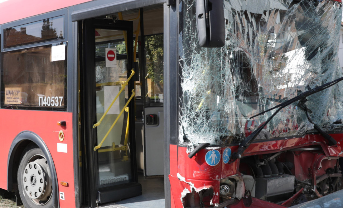 Gradski autobus potpuno smrskan