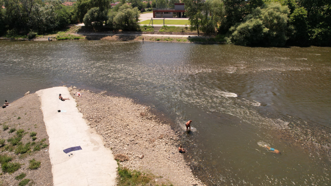 Obale reke Ibar vrve od naroda tokom paklenih vrućina