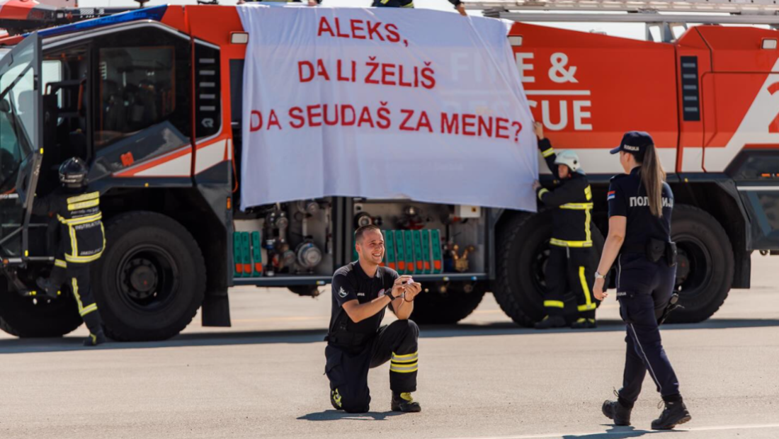 Vatrogasac zaprosio devojku na pisti niškog aerodroma