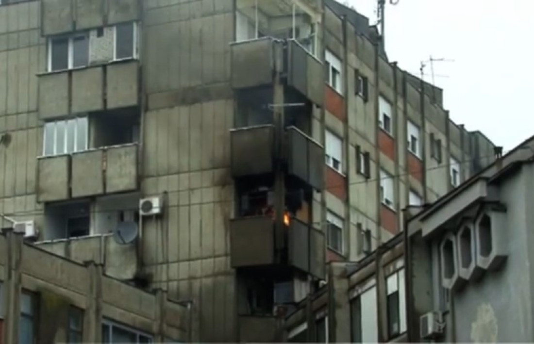 Alarm u Sremskoj Mitrovici: Gori zgrada u centru (VIDEO)