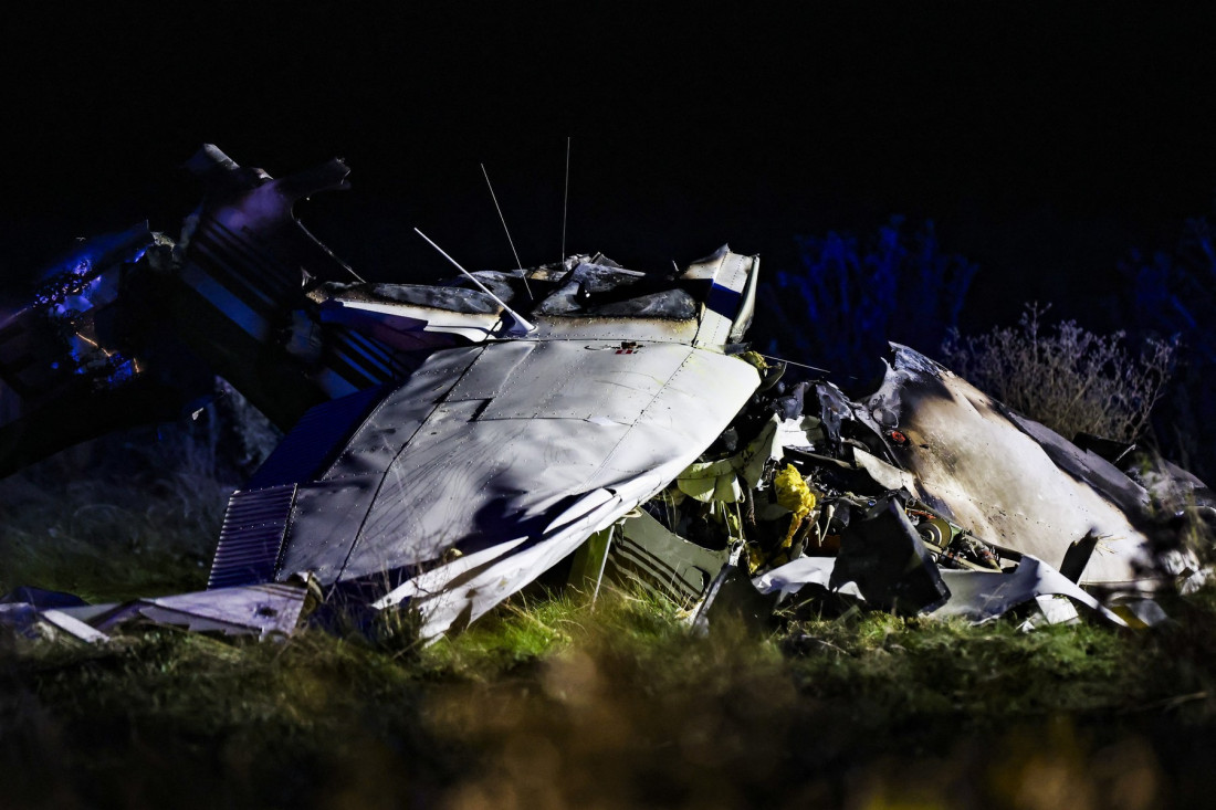 Mali avion se srušio na vozilo pored aerodroma u Feniks