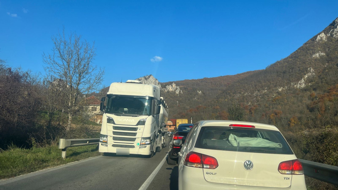 Kolaps u saobraćaju na prelazu Dobrakovo