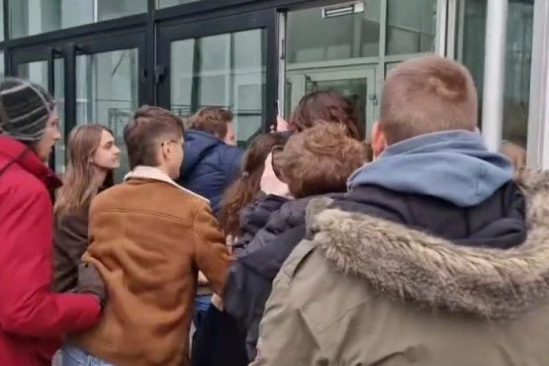 Ovi "studenti "blokiraju Rektorat u Novom Sadu