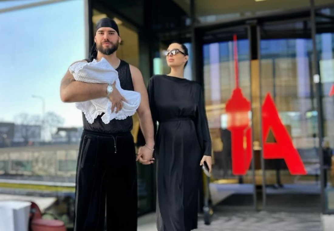 Adam Aadaktar snima ženu Anđelu dok doji bebu