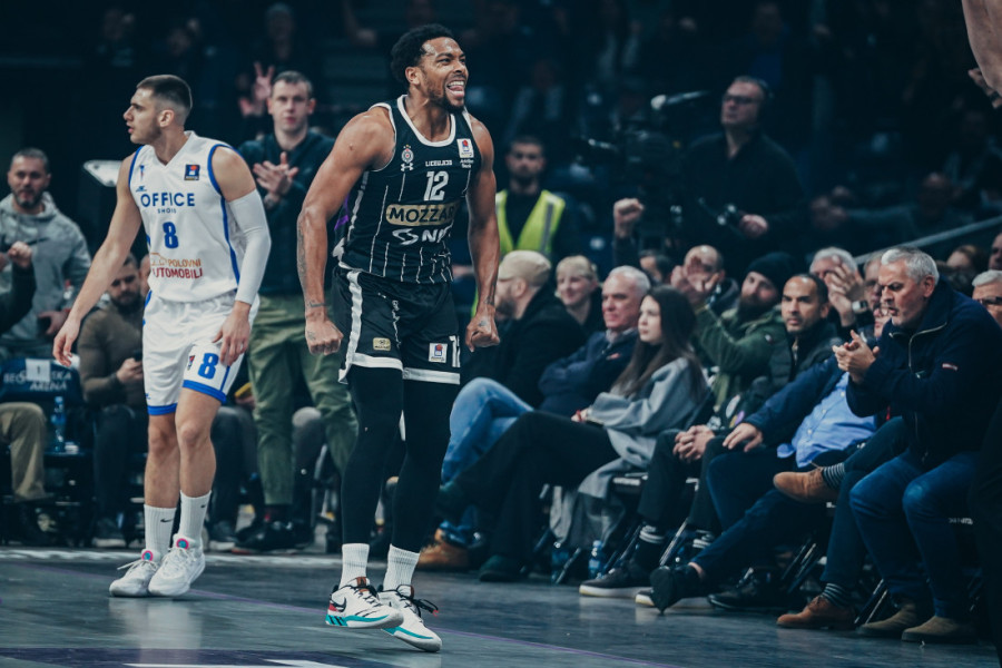 Menadžer Dalasa gledao Partizan fotografije