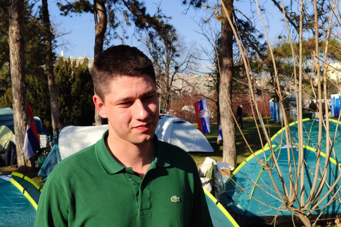 Provokatorka pokušala da isprovocira studenta Miloša